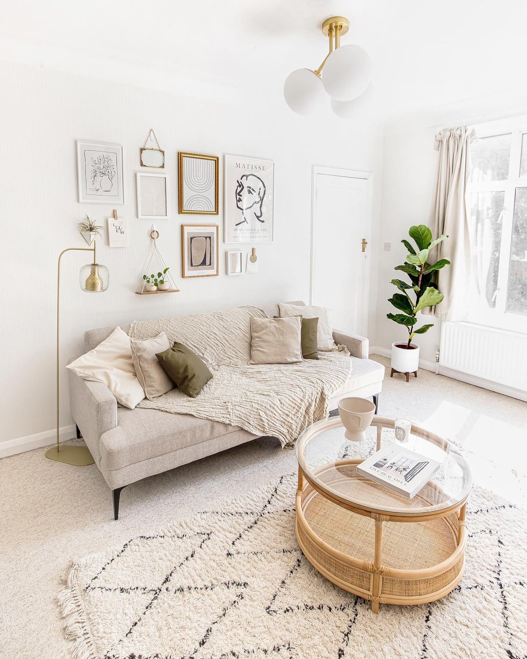 How To Decorate The Space Behind The Sofa